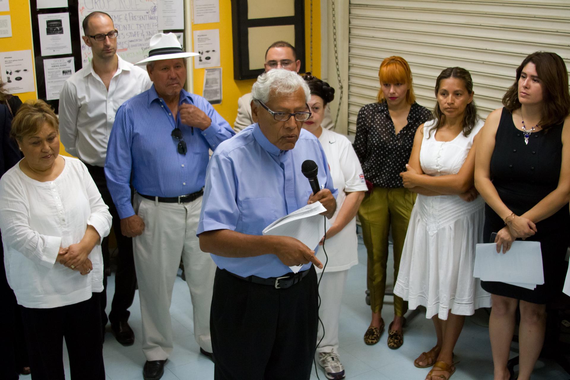 Fallece el padre Richard Estrada, símbolo de la lucha promigrante de ...
