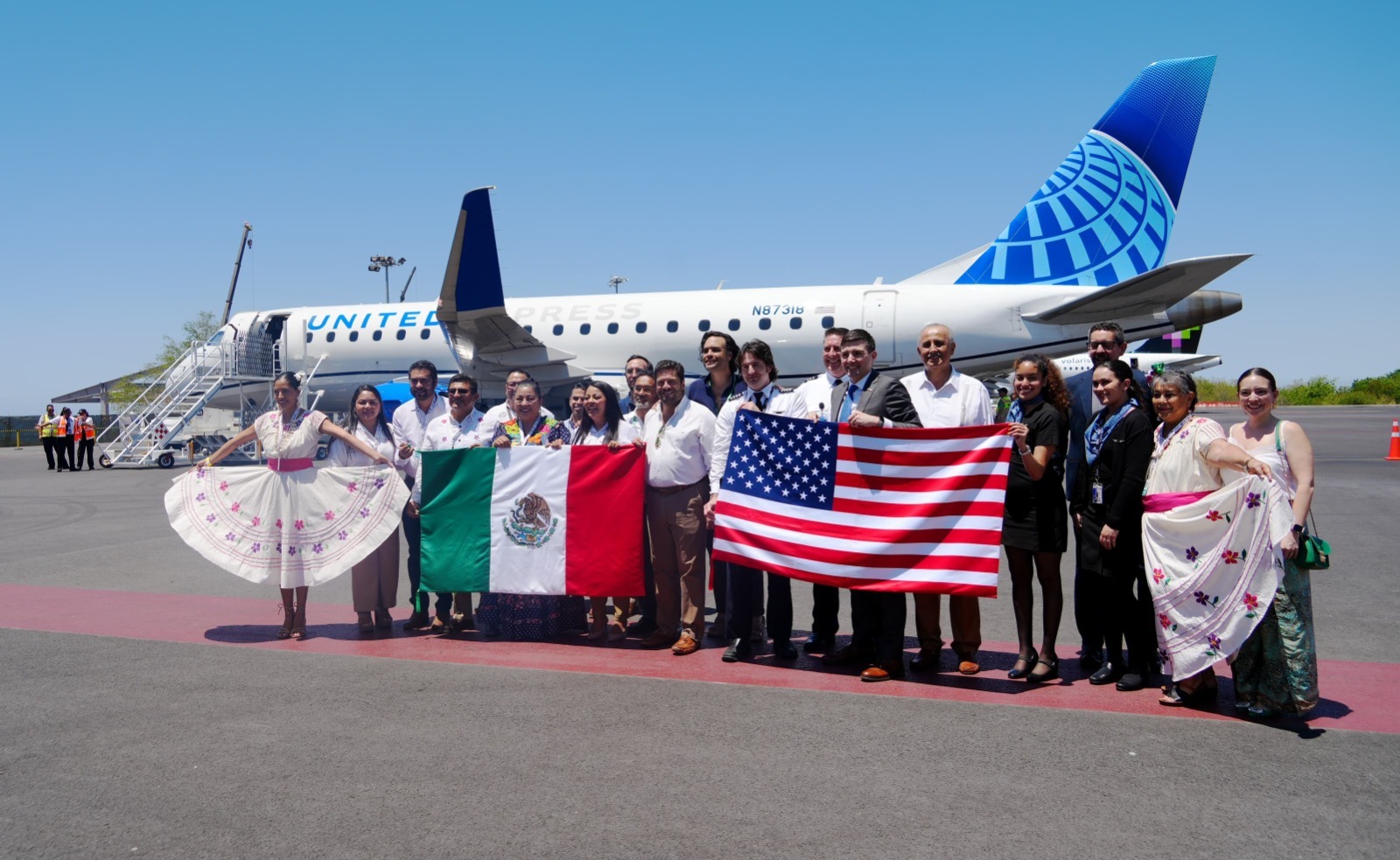 Primer vuelo de Houston a Puerto Escondido "es un puente a la ...