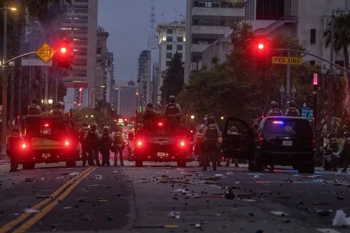 La policía de Los Ángeles aplica un toque de queda ante protestas por ...