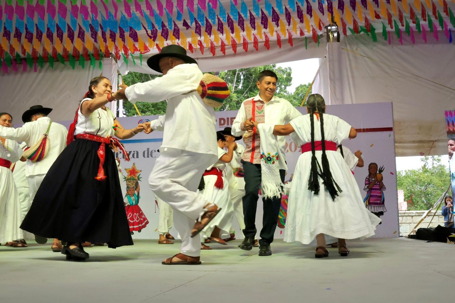 Personas mayores comparten la Guelaguetza “Toz Nakchho” en Oaxaca ...